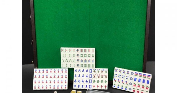 Mini Crystal Mahjong Stand with Mahjong (Travel Set)